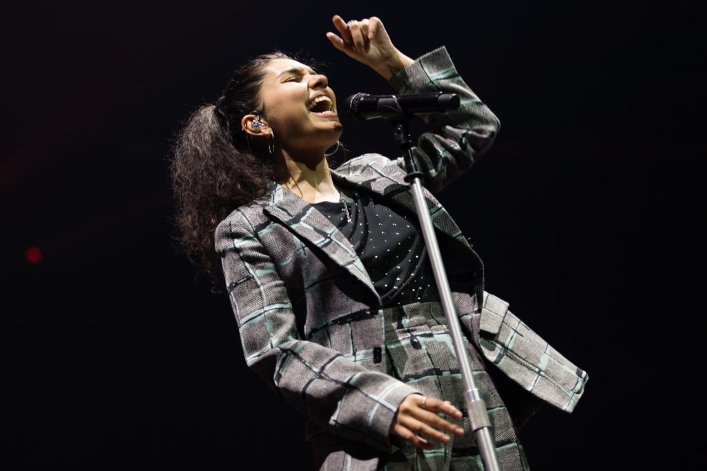 Alessia Cara Proves She Can Sing Anything on “The Tonight Show ...
